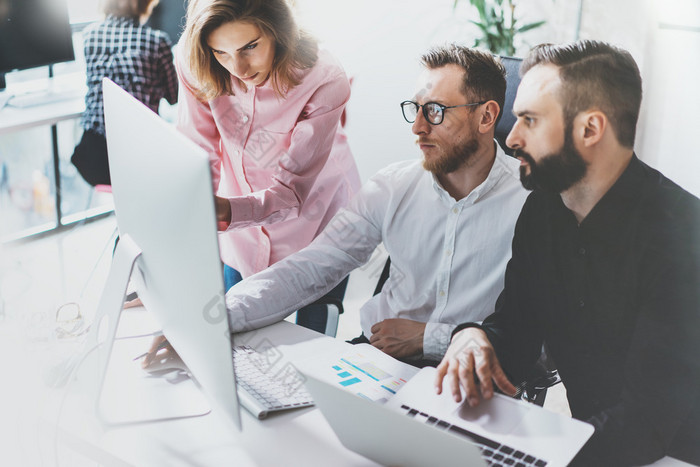 项目经理团队工作新理念年轻的商业船员与启图片-包图网企业站