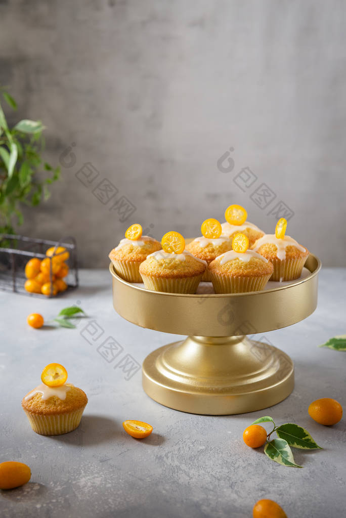 柠檬松饼杯蛋糕装饰着糖霜和金架上的糕点面图片-包图网企业站