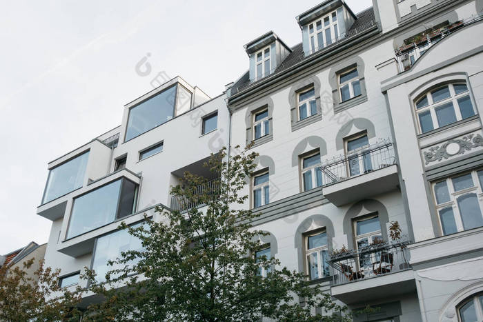 昂贵的新建筑物和翻修过的建筑物图片-包图网企业站