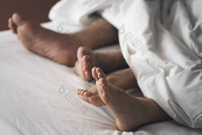 一对夫妇的脚在床上的特写夫妻之间的爱图片 包图网企业站