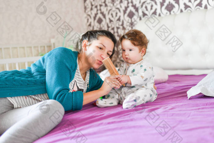 妈妈和孩子在床上玩耍妈妈在屋里和婴儿玩耍图片 包图网企业站 7117