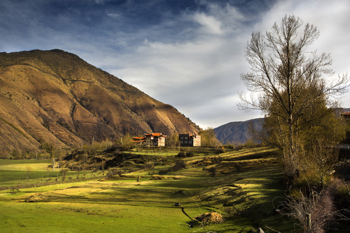 西部地区的四川省康定市藏族自治州甘孜省中-包图企业站