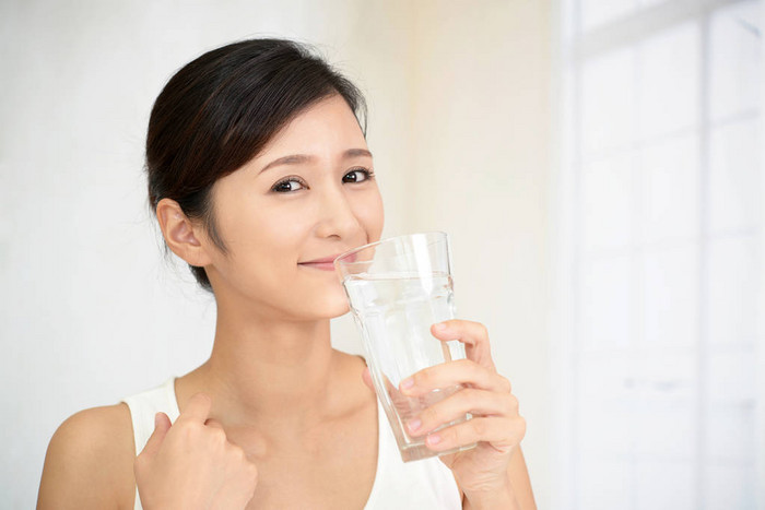 喝了一杯牛奶的女人图片 包图网企业站
