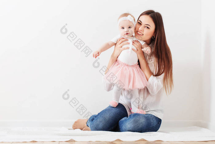 快乐家庭的妈妈和宝贝女儿 包图企业站eow 4683
