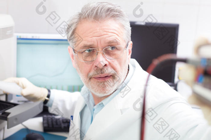 生命科学家在实验室的研究-包图企业站