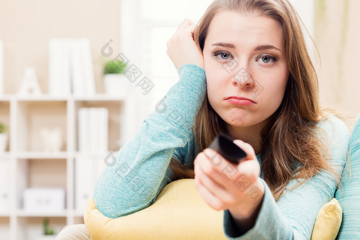 无聊的年轻女子看电视 包图企业站