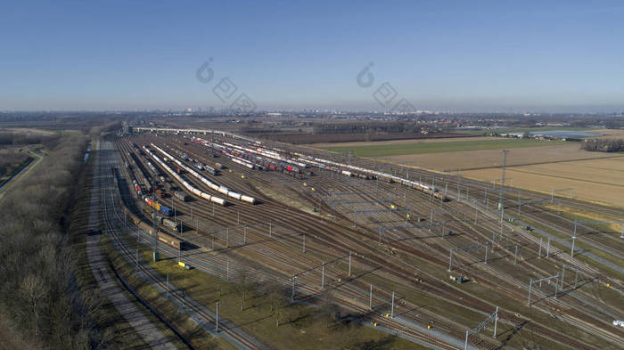 铁路的支线在编组站有很多的快车-包图企业站