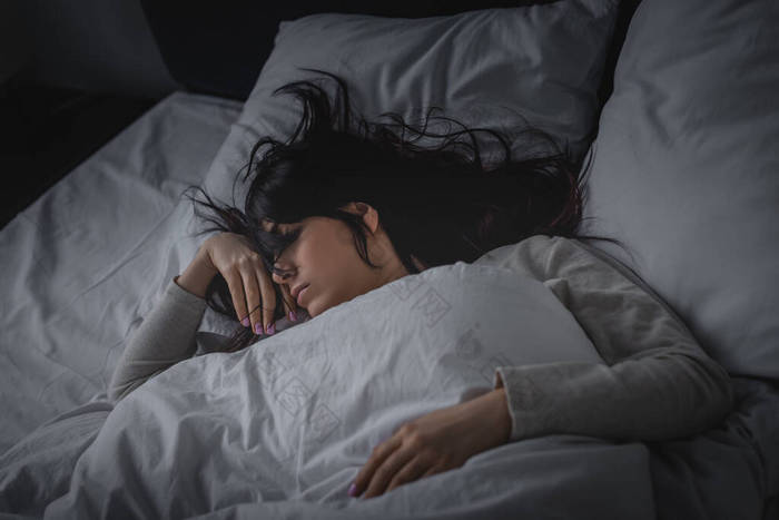 晚上躺在床上失眠的女人很不高兴图片 包图网企业站