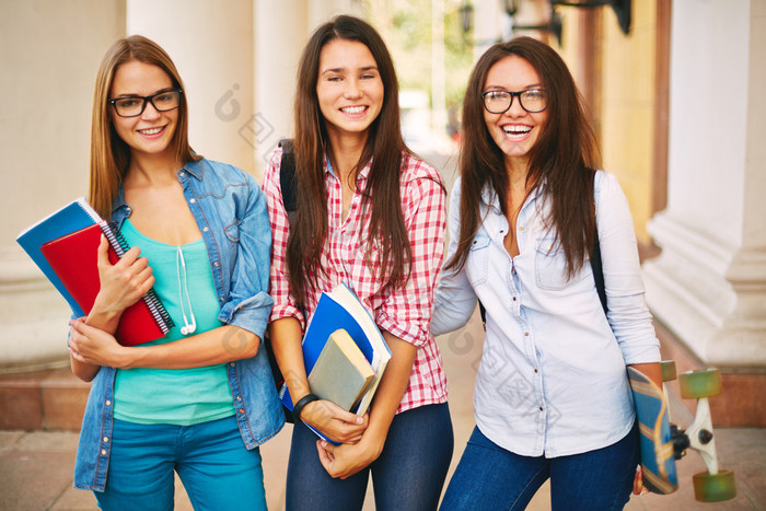 女大学生 包图企业站