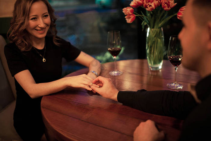 年轻的男人让女人求婚并参与研发-包图企业站