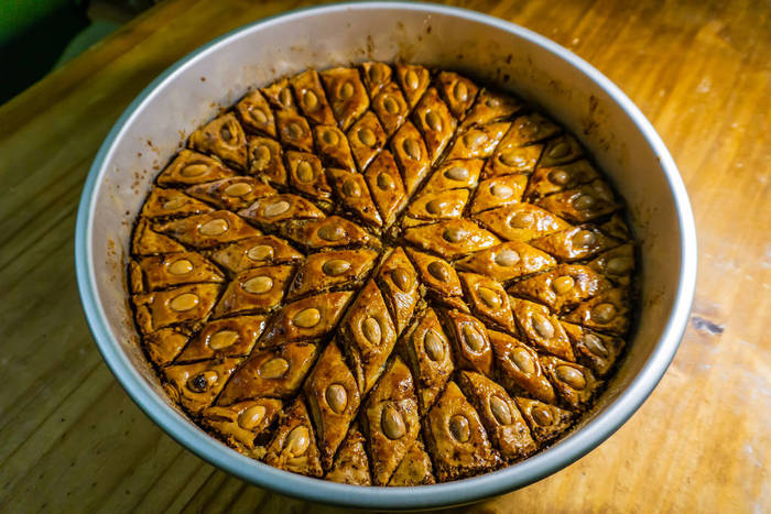 阿塞拜疆传统烤帕赫拉夫在圆形烤盘图片-包图网企业站