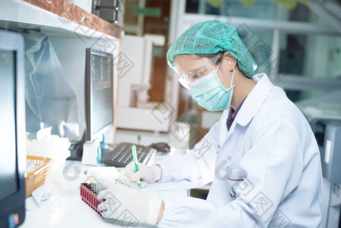 一位科学家年轻女科学家在实验室的显微镜下图片 包图网企业站 7617