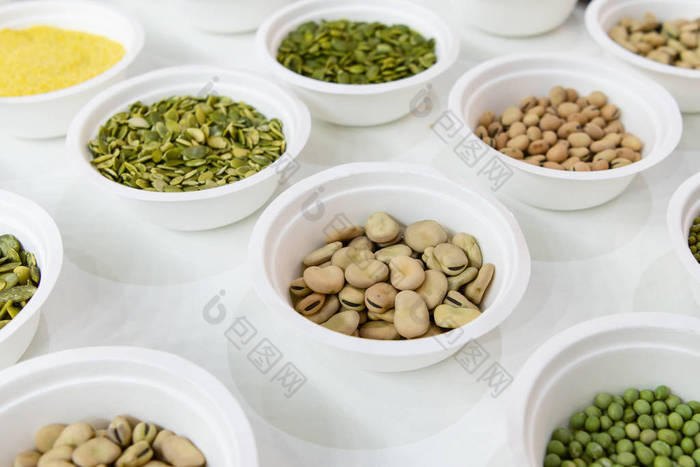 在白色塑料板上剥皮的豆子在同一个盘子里有图片 包图网企业站