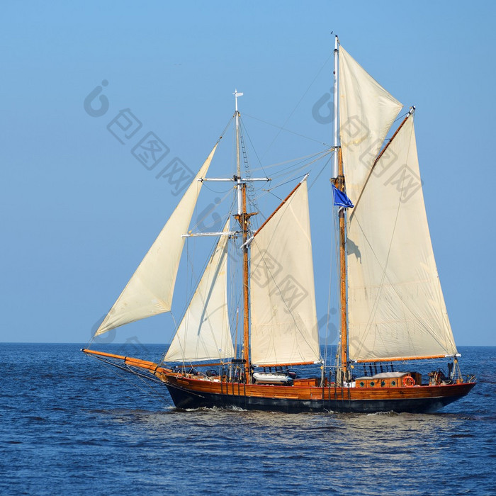 小船在蔚蓝的大海图片-包图网企业站