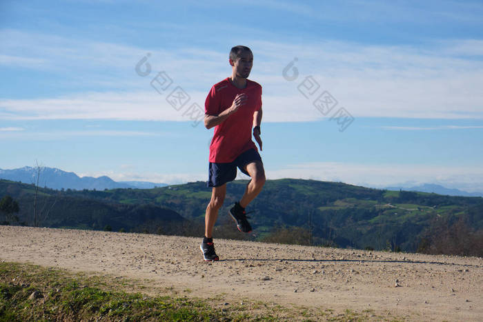 在公园里练习跑步的男人蓝天红恤图片-包图网企业站
