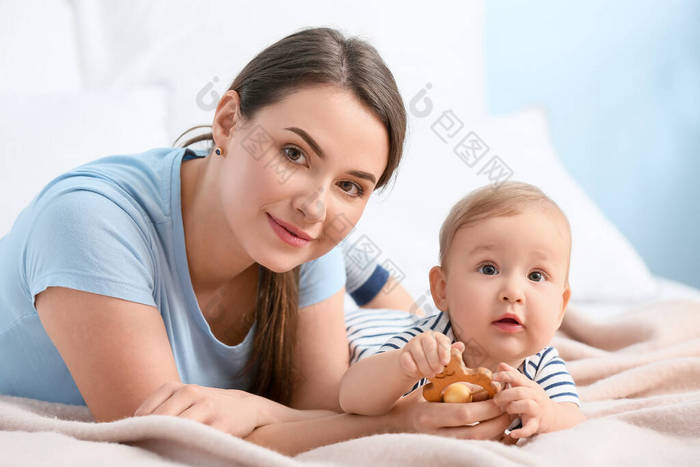 妈妈带着可爱的小宝宝在家里特写镜头图片-包图网企业站