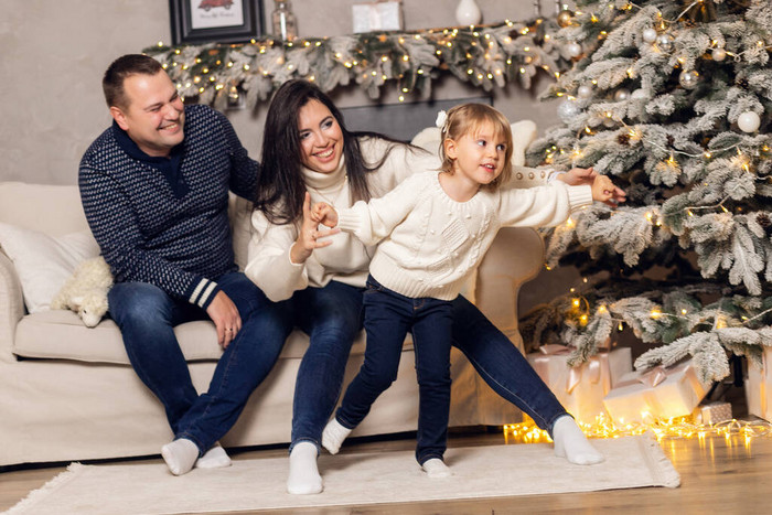 体验圣诞佳节的美景快乐的孩子拿着光滑的红-包图企业站