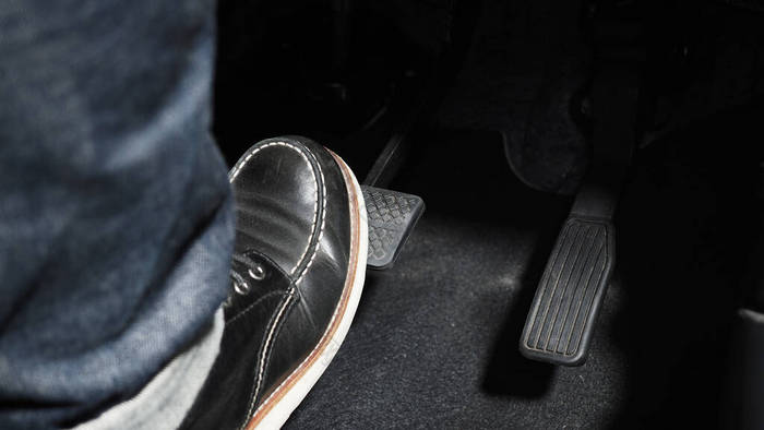 加速和刹车脚踏着汽车的踏板往前开汽车中的图片-包图网企业站