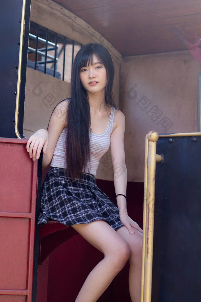 泰中成人办公室女孩白衬衫喝咖啡肖像 包图企业站