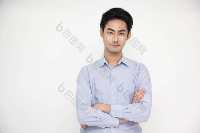 亚洲男子的肖像与手臂交叉和微笑孤立在白色 包图企业站