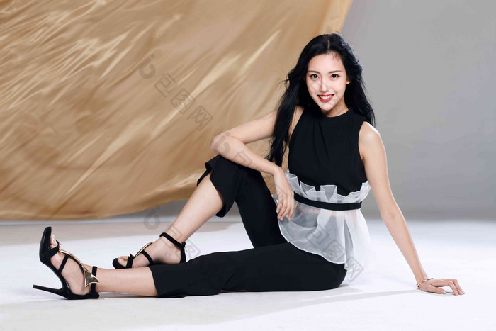 时尚的青年女人 包图企业站