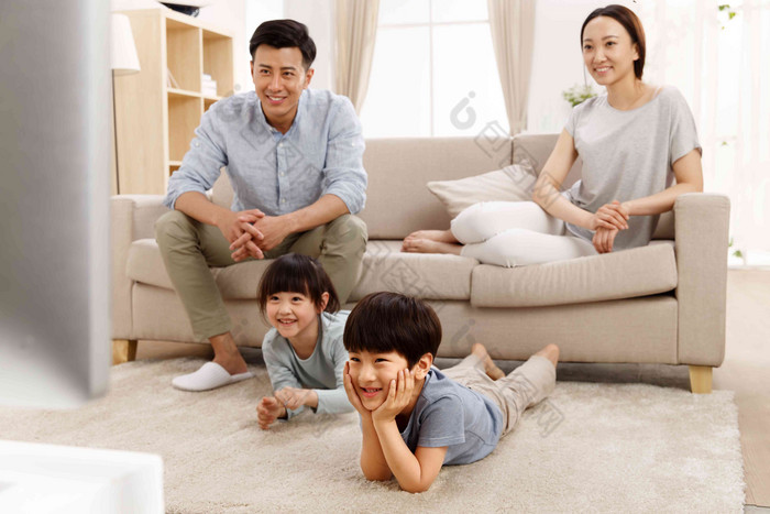 幸福家庭在客厅看电视 包图企业站