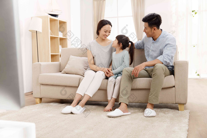 一家人电视看电视遥控器夫妇氛围图片亲子时图片 包图网企业站