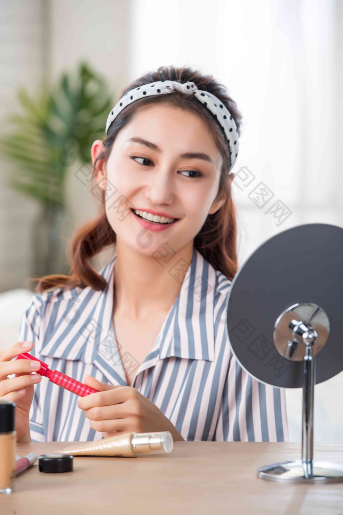 在家化妆的青年女人图片 包图网企业站