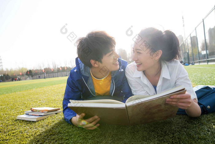 大学生情侣在校园里学习图片 包图网企业站