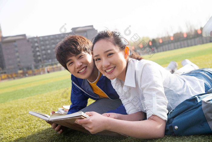 大学生情侣在校园里学习 包图企业站
