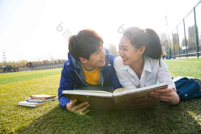 大学生情侣在校园里学习 包图企业站