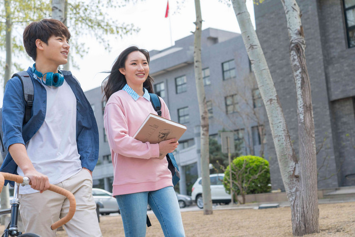 大学生情侣在校园里 包图企业站