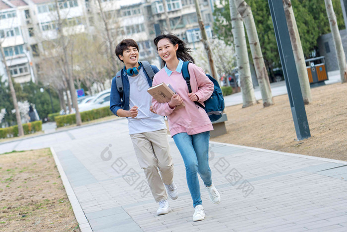 大学生情侣在校园里图片 包图网企业站