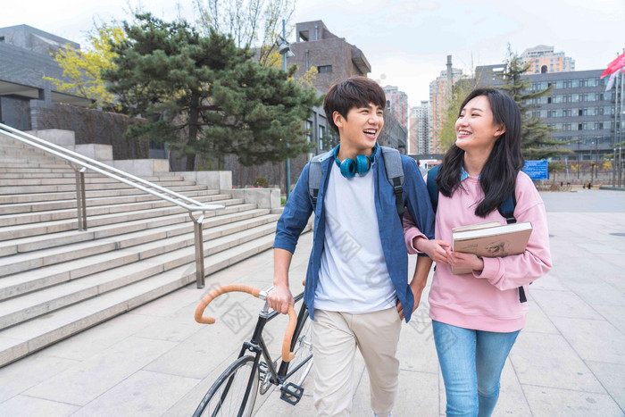 大学生情侣在校园里图片 包图网企业站