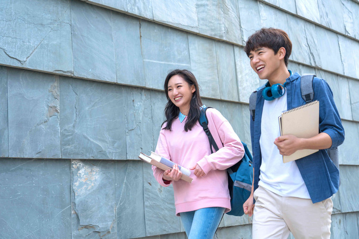 大学生情侣在校园里 包图企业站