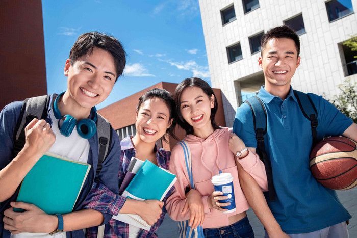 亲密的两对大学生情侣在校园里 包图企业站