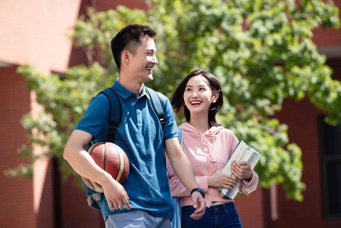 大学生情侣在校园里 包图企业站