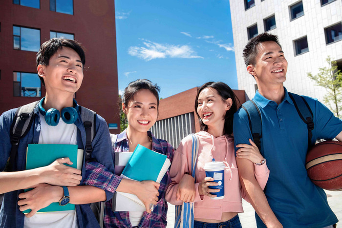校园里四个大学生亲密的挽在一起图片 包图网企业站