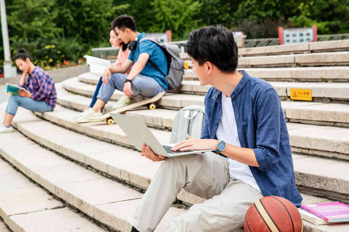 快乐的大学生坐在台阶上学习 包图企业站