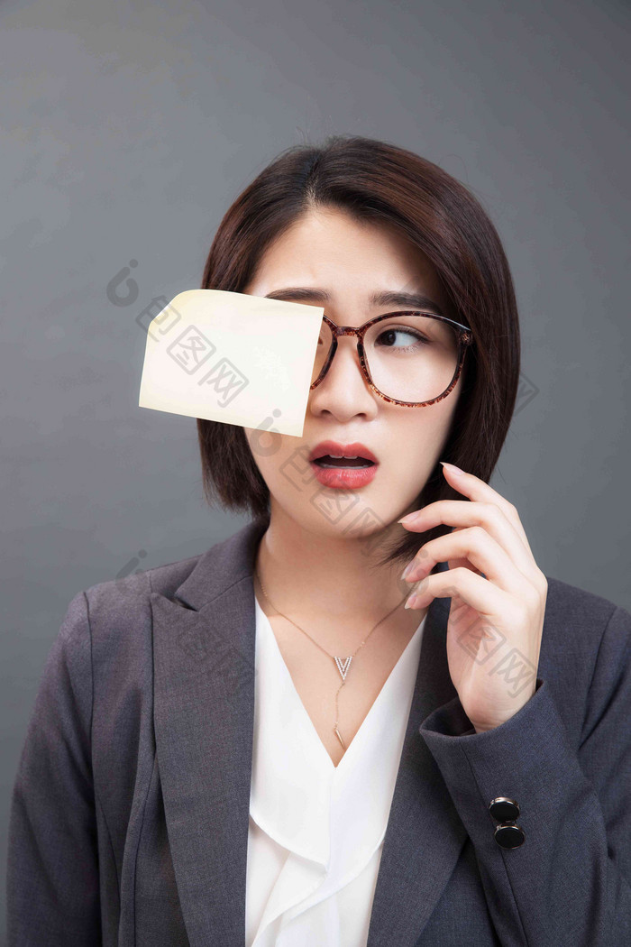 苦恼的青年女人 包图企业站