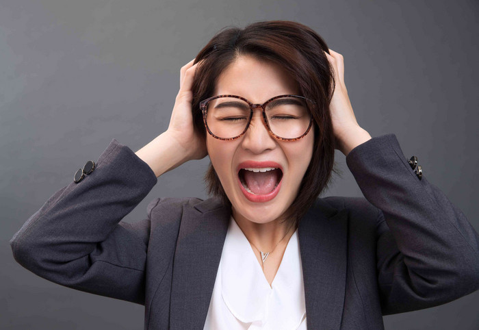 苦恼的青年女人 包图企业站