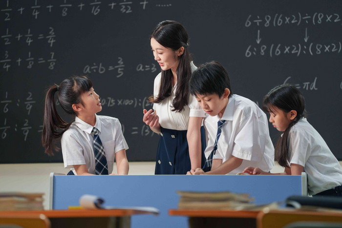 老师给小学生辅导学习 包图企业站