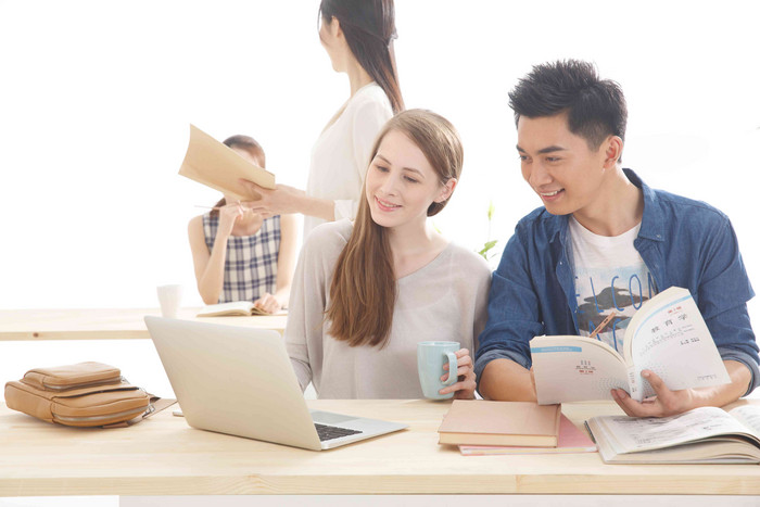 年轻的大学生在学习 包图企业站