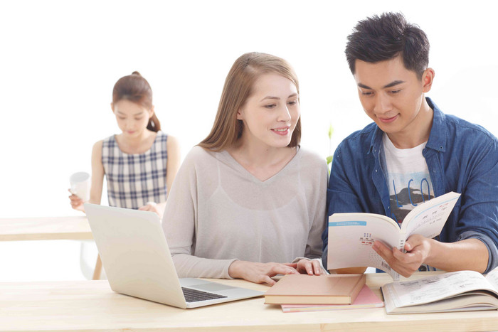 年轻的大学生在学习 包图企业站