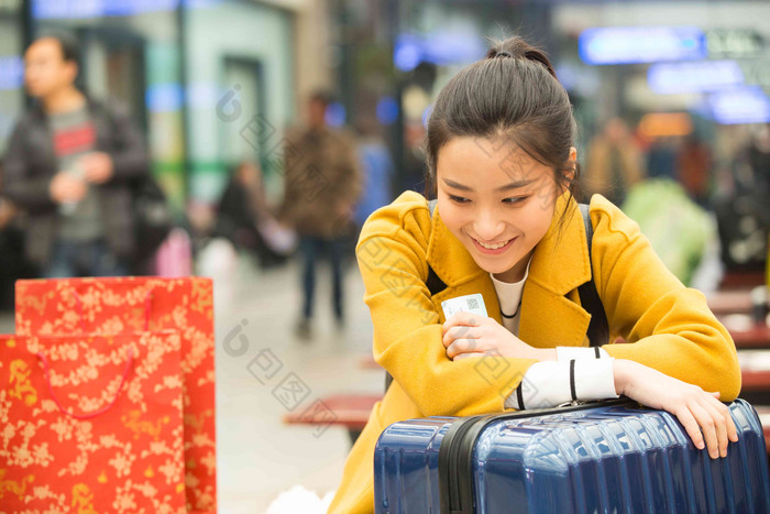 青年女人在火车站 包图企业站