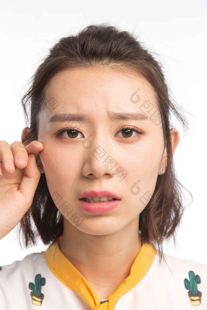 闷闷不乐的青年女人 包图企业站
