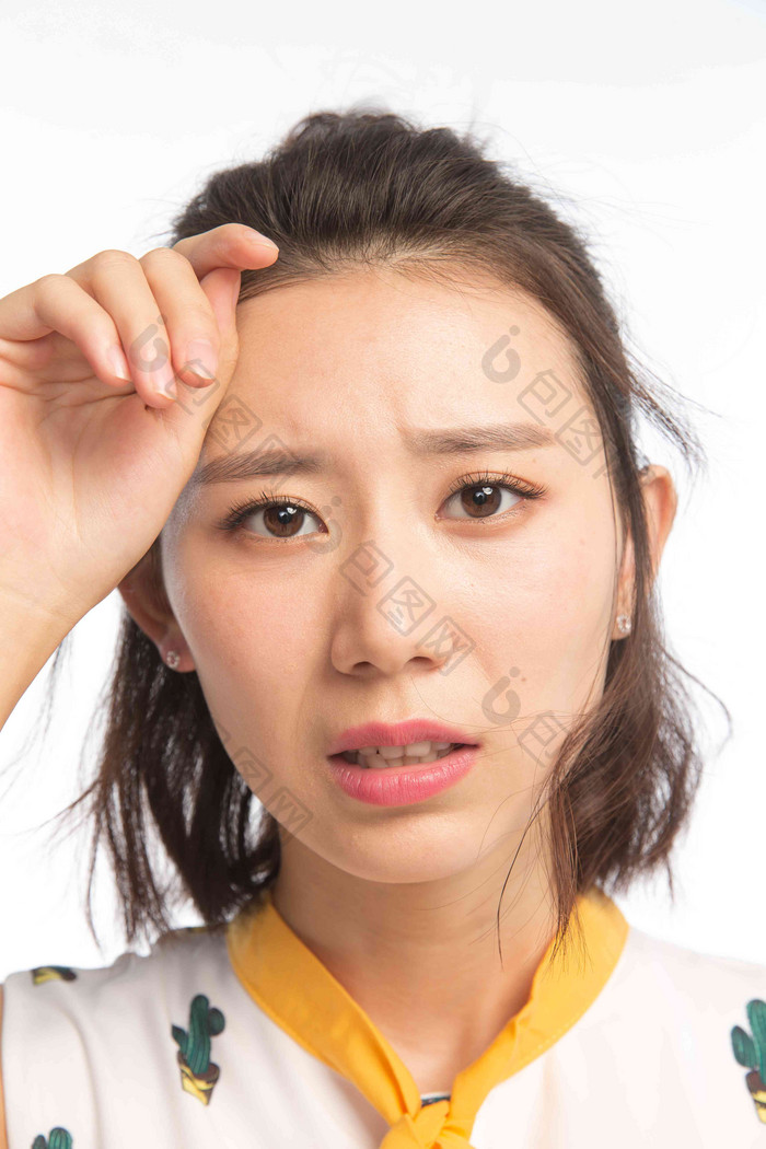 闷闷不乐的青年女人 包图企业站