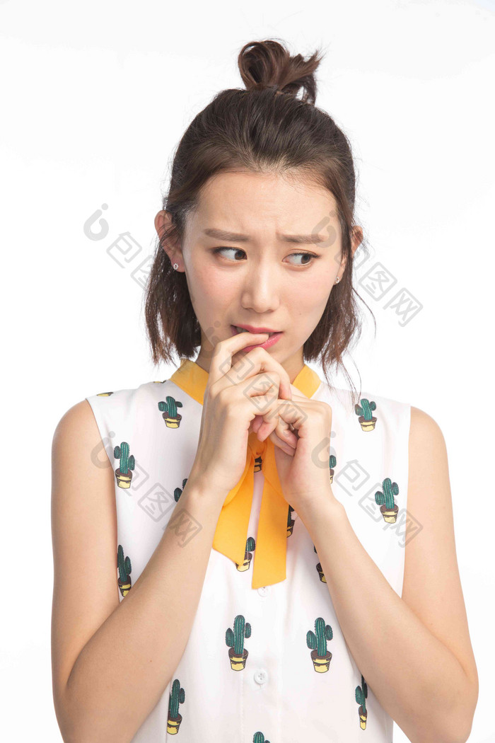 闷闷不乐的青年女人 包图企业站