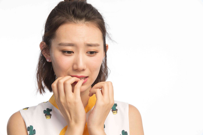 闷闷不乐的青年女人 包图企业站