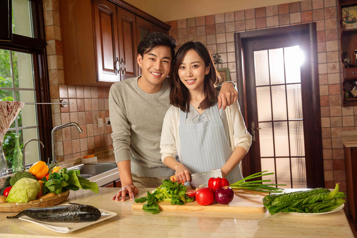 青年夫妇在厨房里做饭 包图企业站